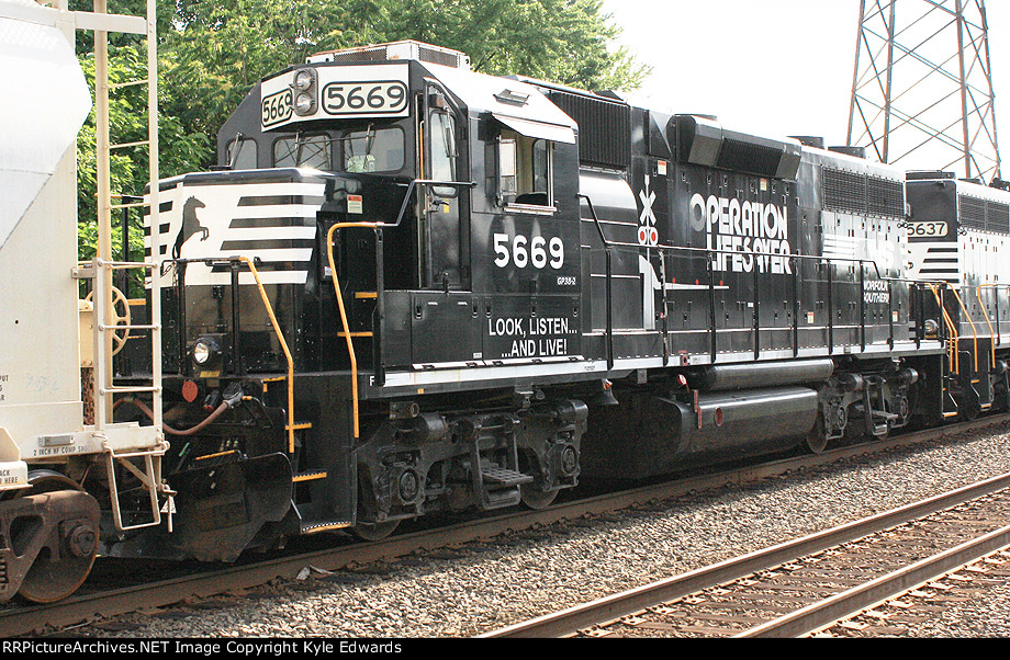 NS GP38-2 #5669 on WPMA-01
